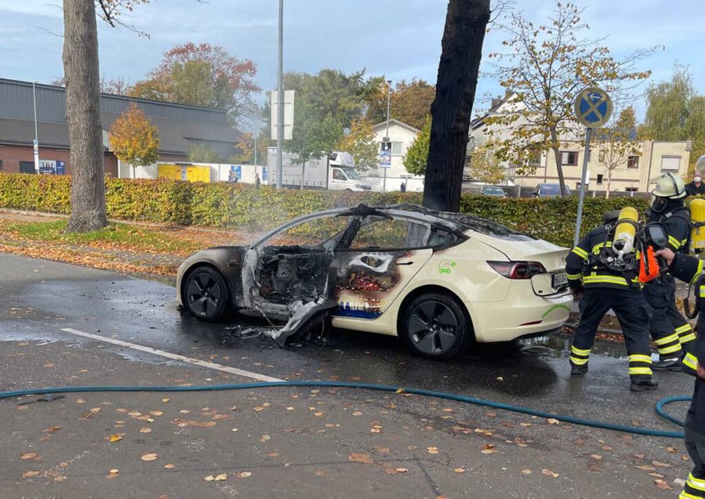 Der Brand eines Tesla-Taxis und seine Folgen | Taxi Times