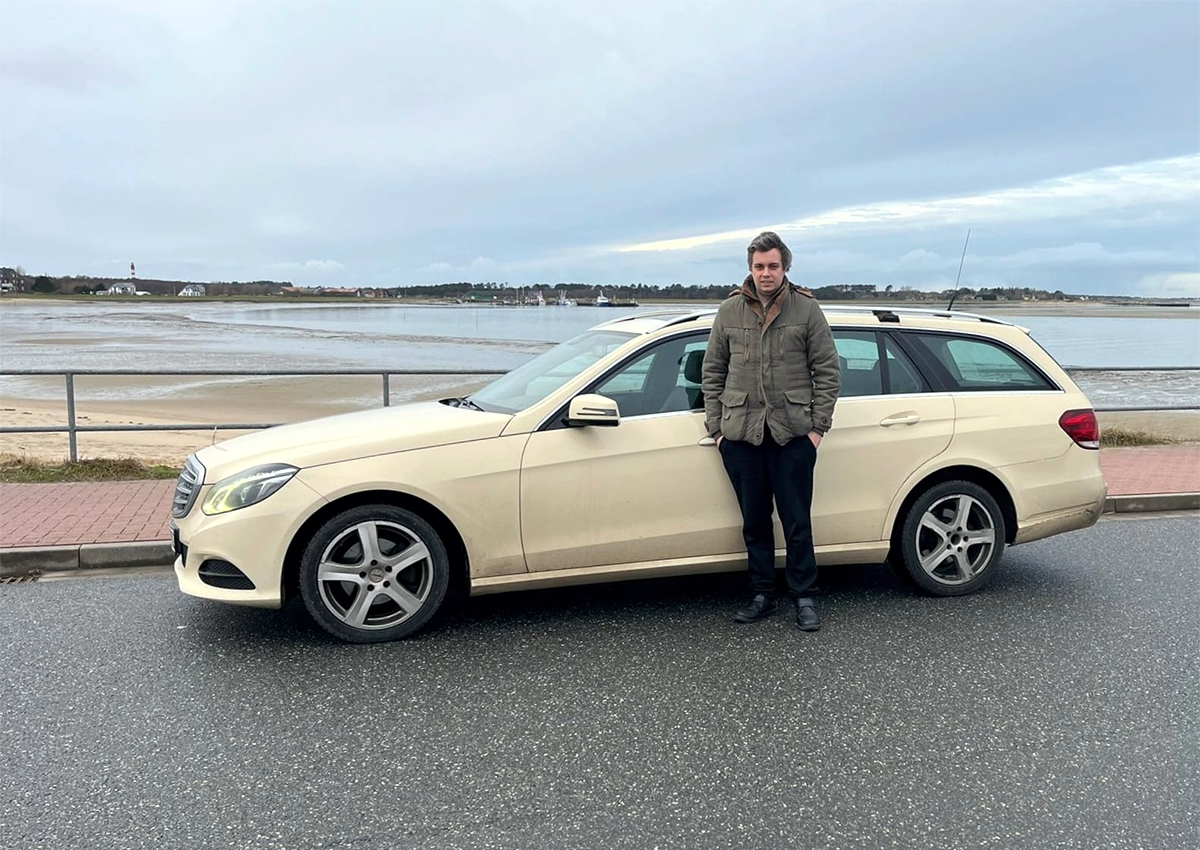 Lasse Jost mit E-Klasse Foto Amrum-von-A-nach-B | Taxi Times